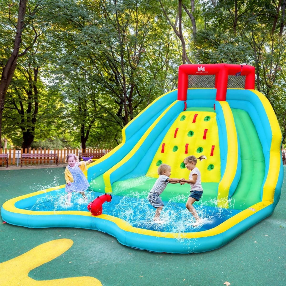 Dmuchany basen ze zjeżdżalnią i ścianką wspinaczkową